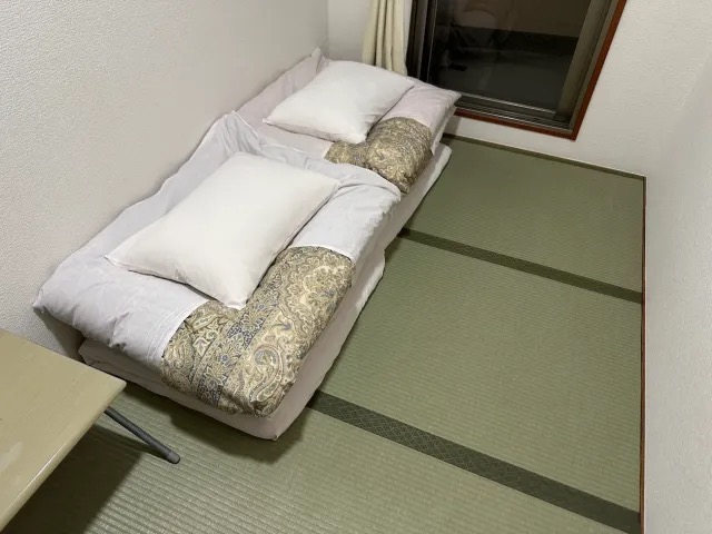 Smallest hotel room in Tokyo? This cheap stay for two will turn friends ...