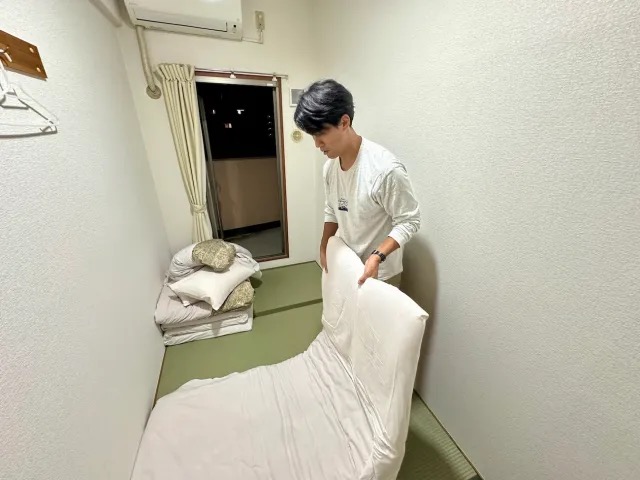 Smallest hotel room in Tokyo? This cheap stay for two will turn friends ...