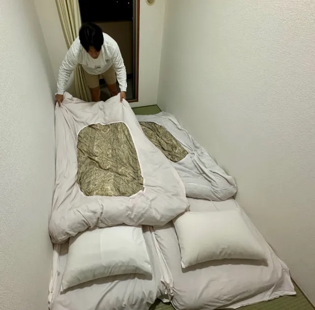 Smallest hotel room in Tokyo? This cheap stay for two will turn friends ...