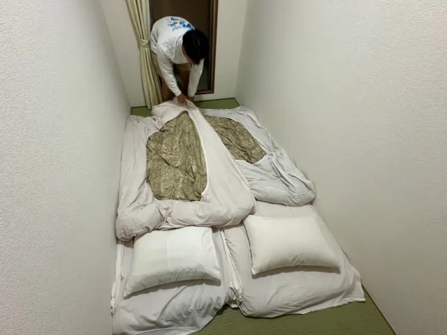 Smallest hotel room in Tokyo? This cheap stay for two will turn friends ...