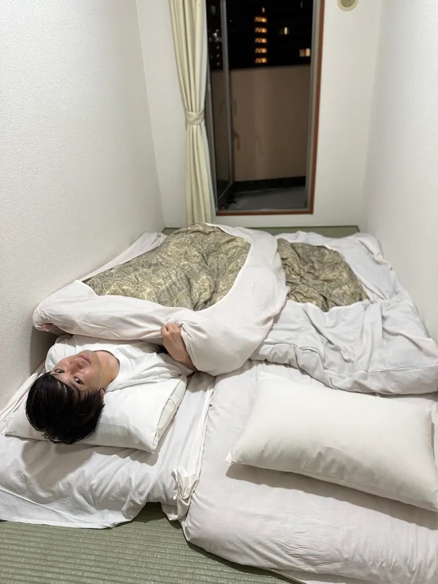 Smallest hotel room in Tokyo? This cheap stay for two will turn friends ...