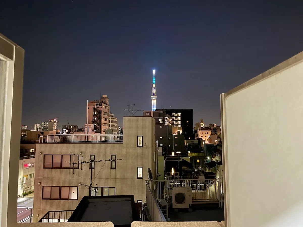 Smallest hotel room in Tokyo? This cheap stay for two will turn friends ...