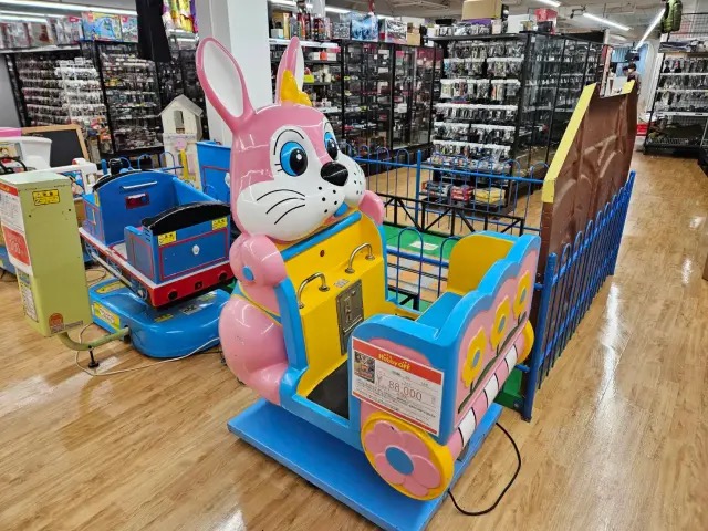 We try to buy a retro Japanese coin-operated arcade machine at this ...