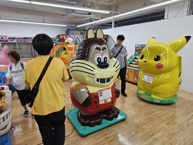 We try to buy a retro Japanese coin-operated arcade machine at this ...