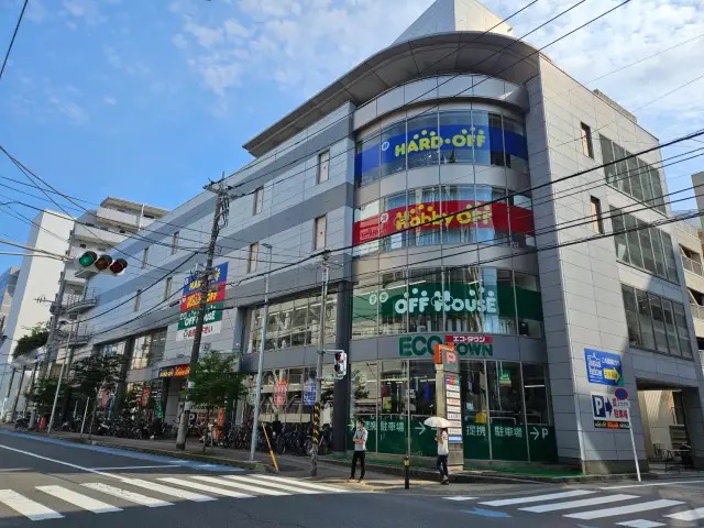 We try to buy a retro Japanese coin-operated arcade machine at this ...