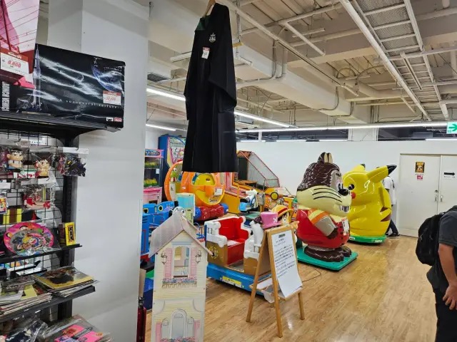 We try to buy a retro Japanese coin-operated arcade machine at this ...