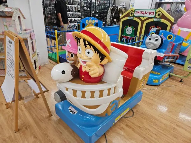 We try to buy a retro Japanese coin-operated arcade machine at this ...