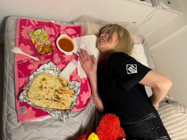 Is a full curry meal a smart choice to eat while lying in bed ...