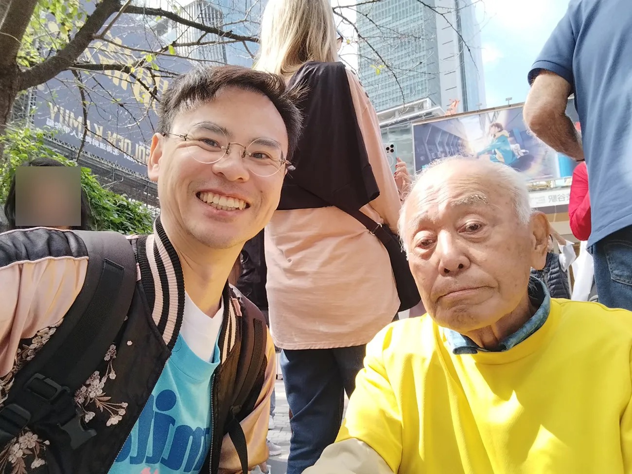 Meet the kind Japanese grandpa who takes photos for tourists at the ...