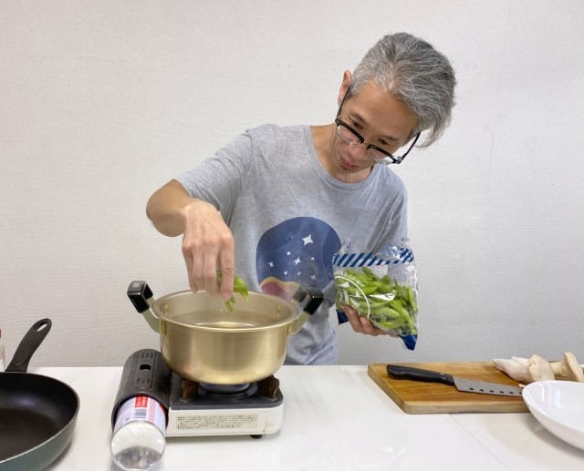 Mr. Sato gets 1,000 yen in food and drink from two stores for a “double ...