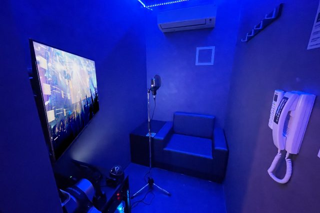 Japanese karaoke chain brings singing in the bathroom to a whole new ...