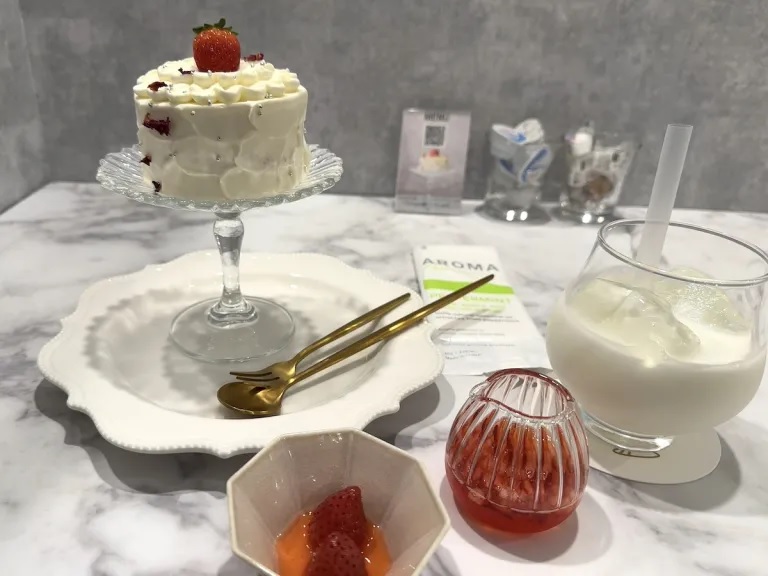 Late-night cake cafe in Tokyo’s hostess/host bar district will satisfy ...