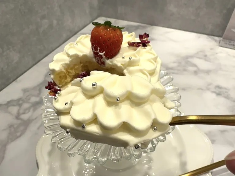 Late-night cake cafe in Tokyo’s hostess/host bar district will satisfy ...