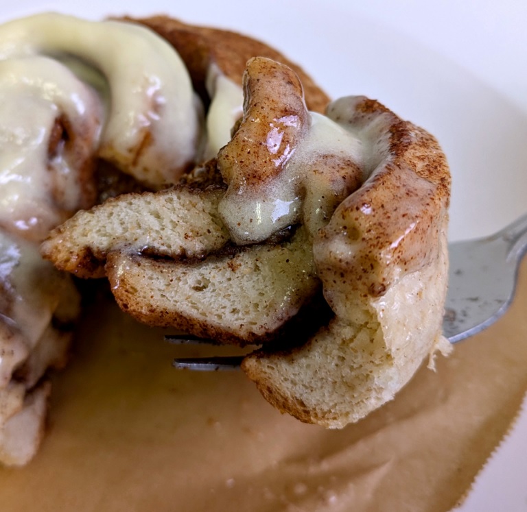 Looking for cinnamon rolls on “Japan’s closest street to America”【Taste ...