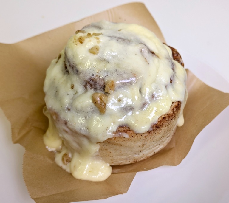 Looking for cinnamon rolls on “Japan’s closest street to America”【Taste ...
