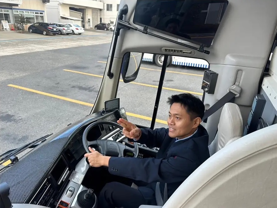 First foreigner becomes tour bus driver in Japan under specified ...