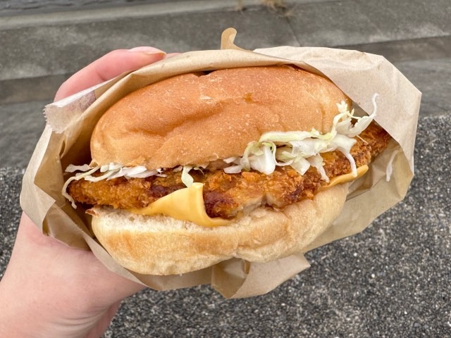 We try eating, and also try to eat, a shark burger and deep sea fish ...