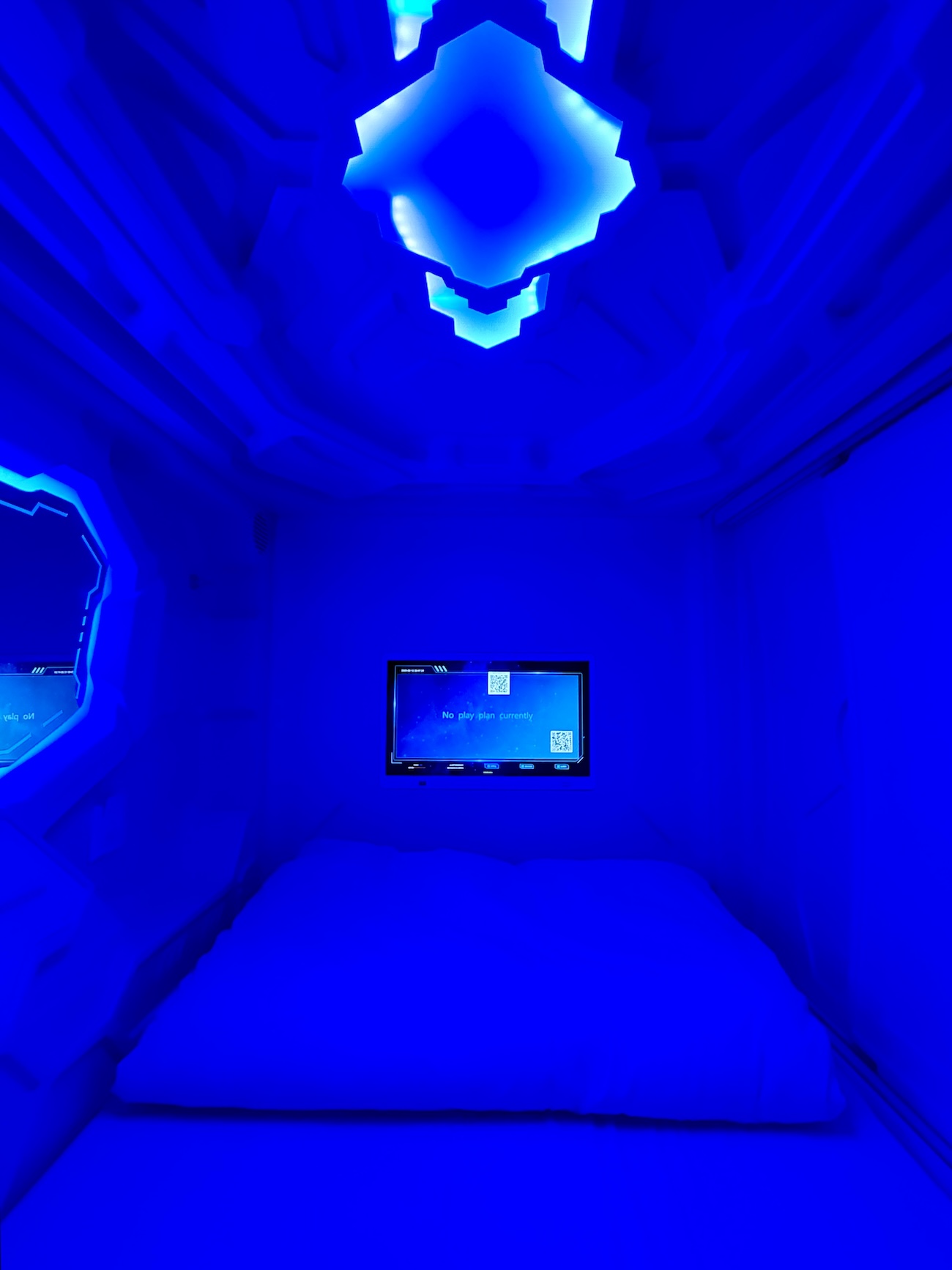 Sleep in a futuristic space pod at this interstellar capsule hotel just ...