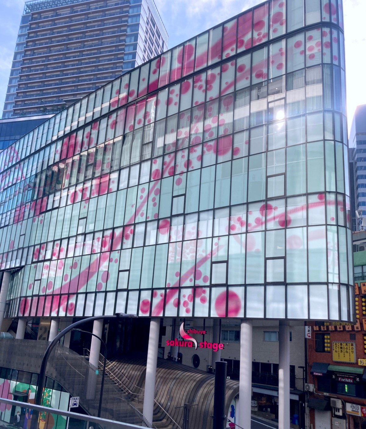 Ruru Cafe Shibuya wows customers by serving coffee and sweets on unique water tables ...