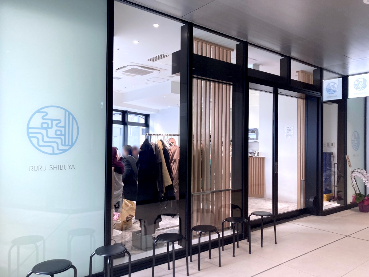 Ruru Cafe Shibuya wows customers by serving coffee and sweets on unique water tables ...