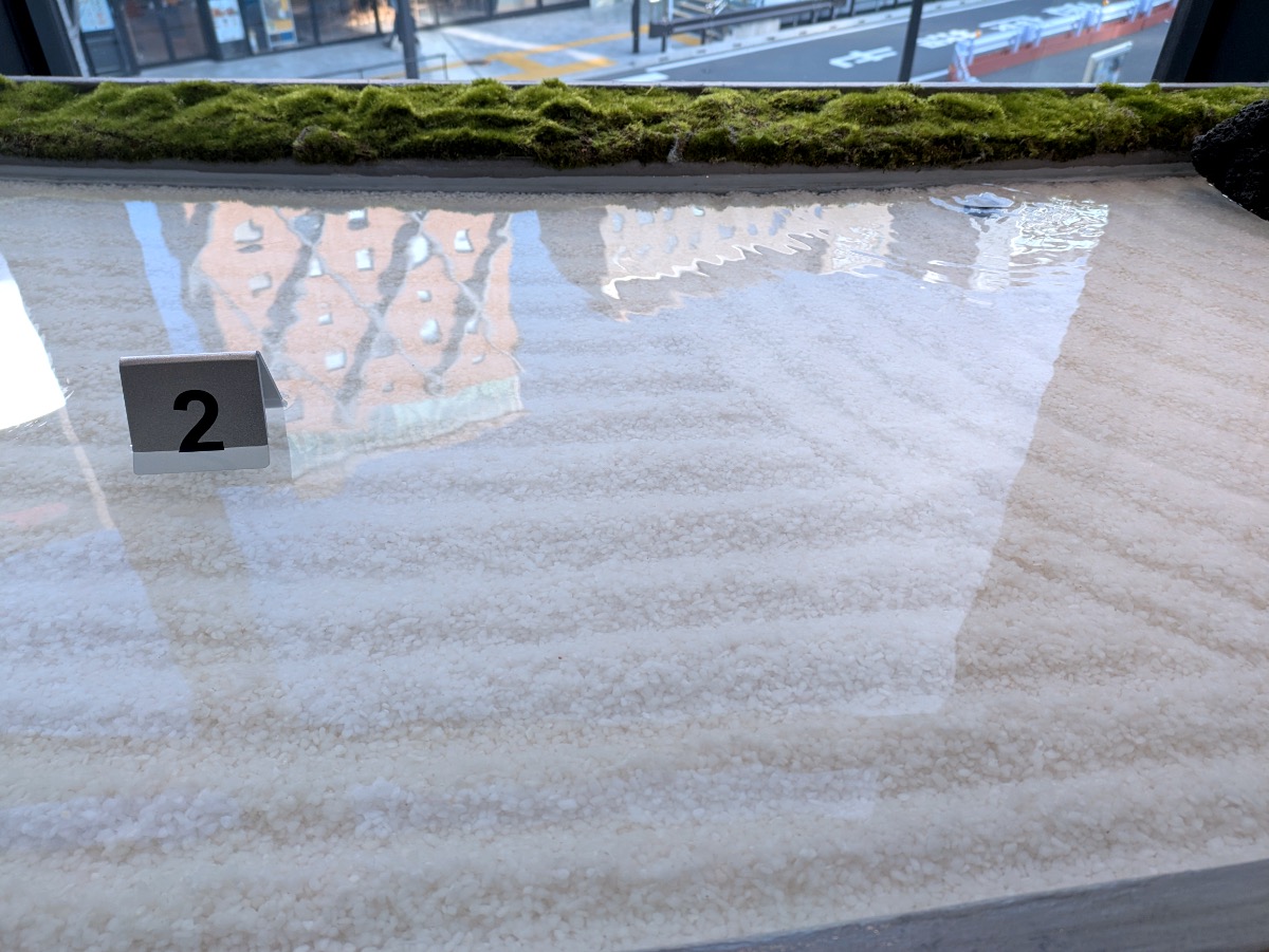 Ruru Cafe Shibuya wows customers by serving coffee and sweets on unique water tables ...