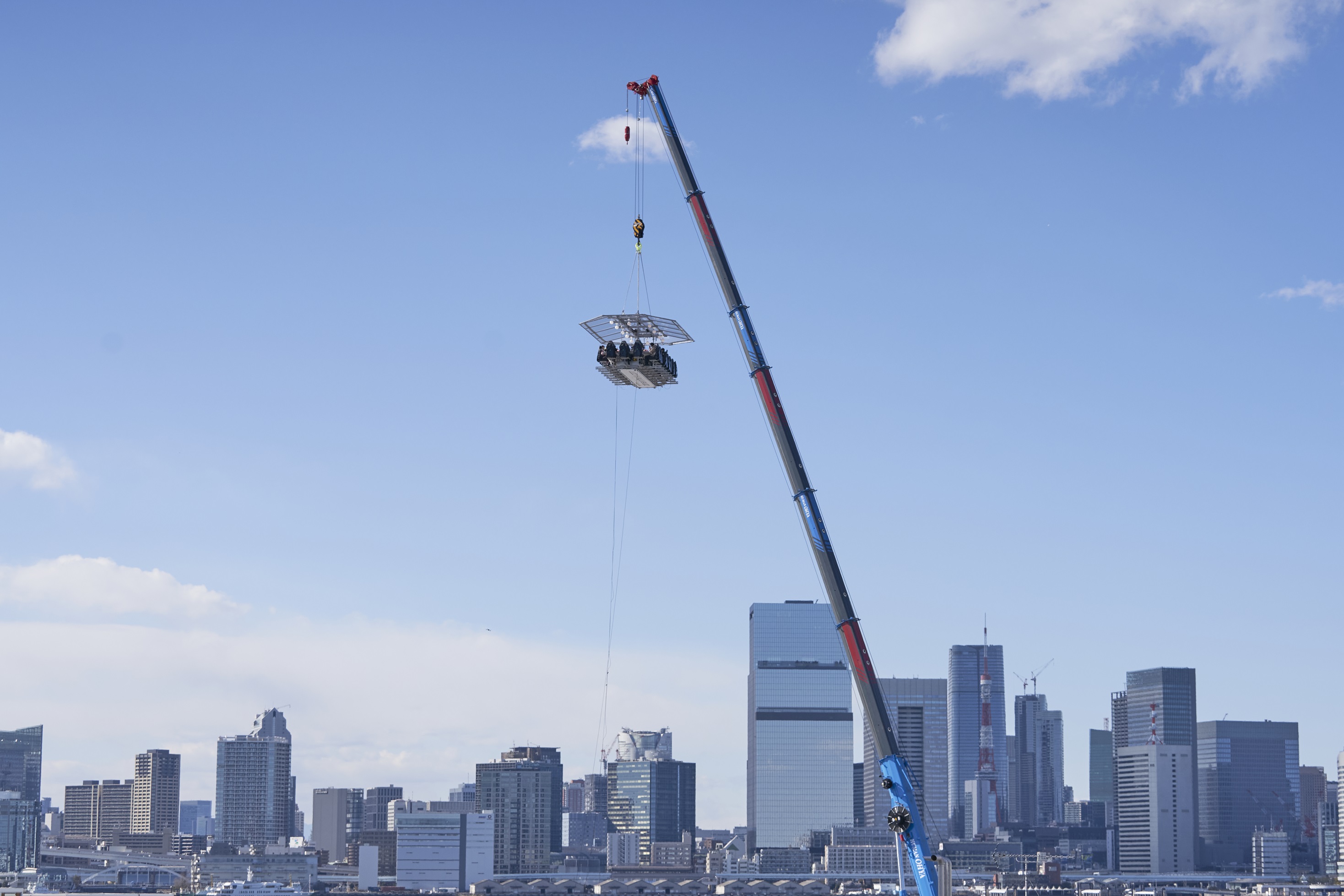 Dinner in the Sky arrives in Tokyo, serves meals with a unique view ...