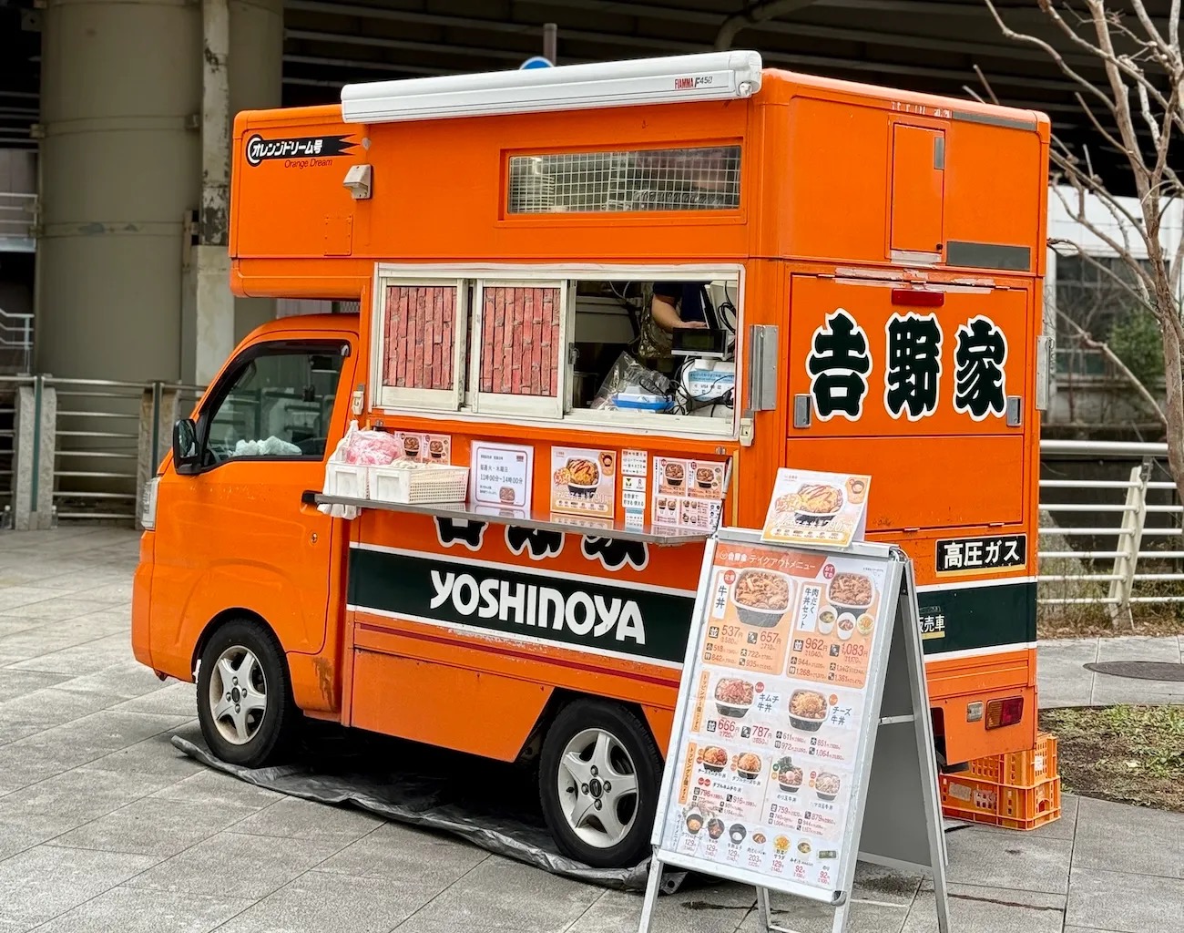 Yoshinoya serves gyudon beef bowls from a tiny truck in Tokyo ...