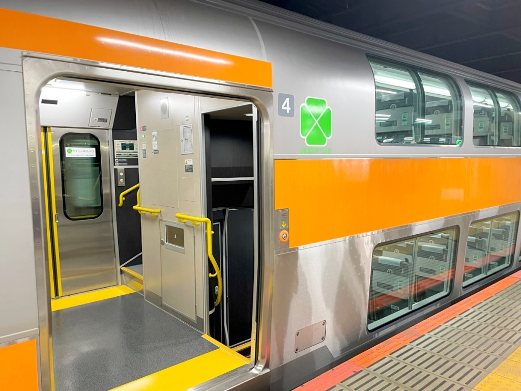 Tokyo train little luxury showdown – Green Car vs. Kaiji, which is more ...