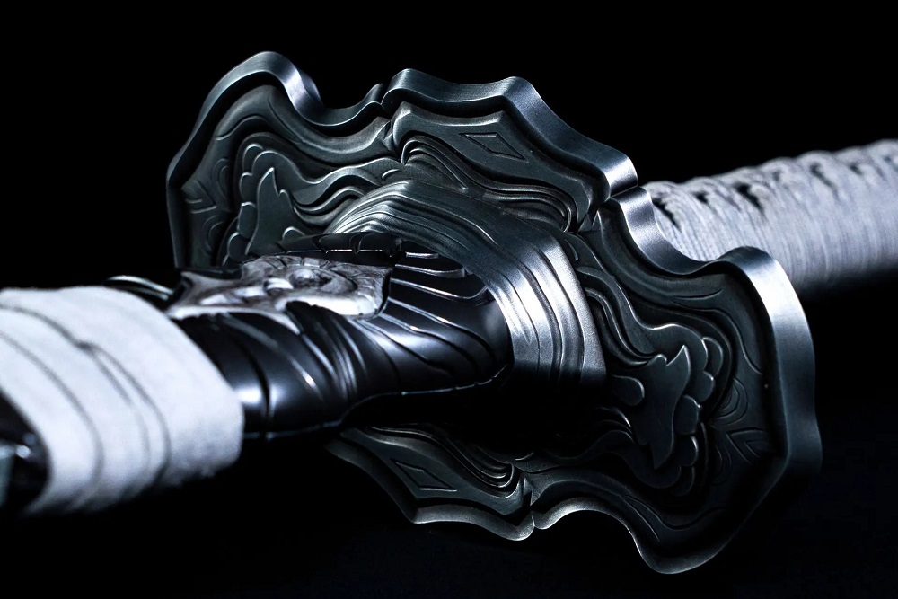 Life-size Nier: Automata sword going on sale, includes 2B’s voice if ...