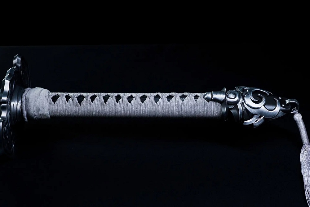 Life-size Nier: Automata sword going on sale, includes 2B’s voice if ...