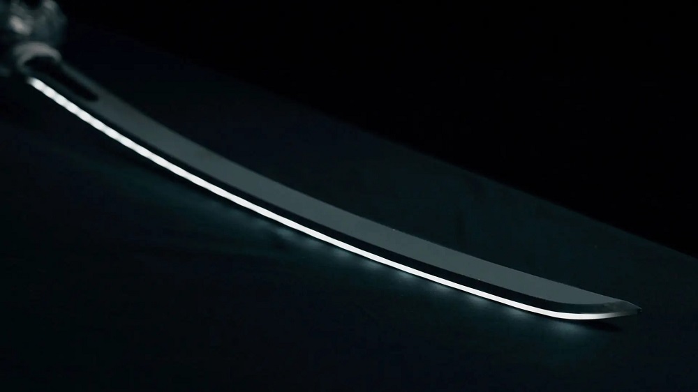 Life-size Nier: Automata sword going on sale, includes 2B’s voice if ...