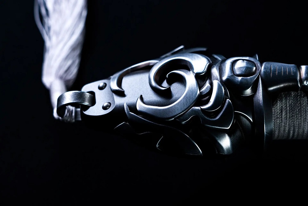 Life-size Nier: Automata sword going on sale, includes 2B’s voice if ...