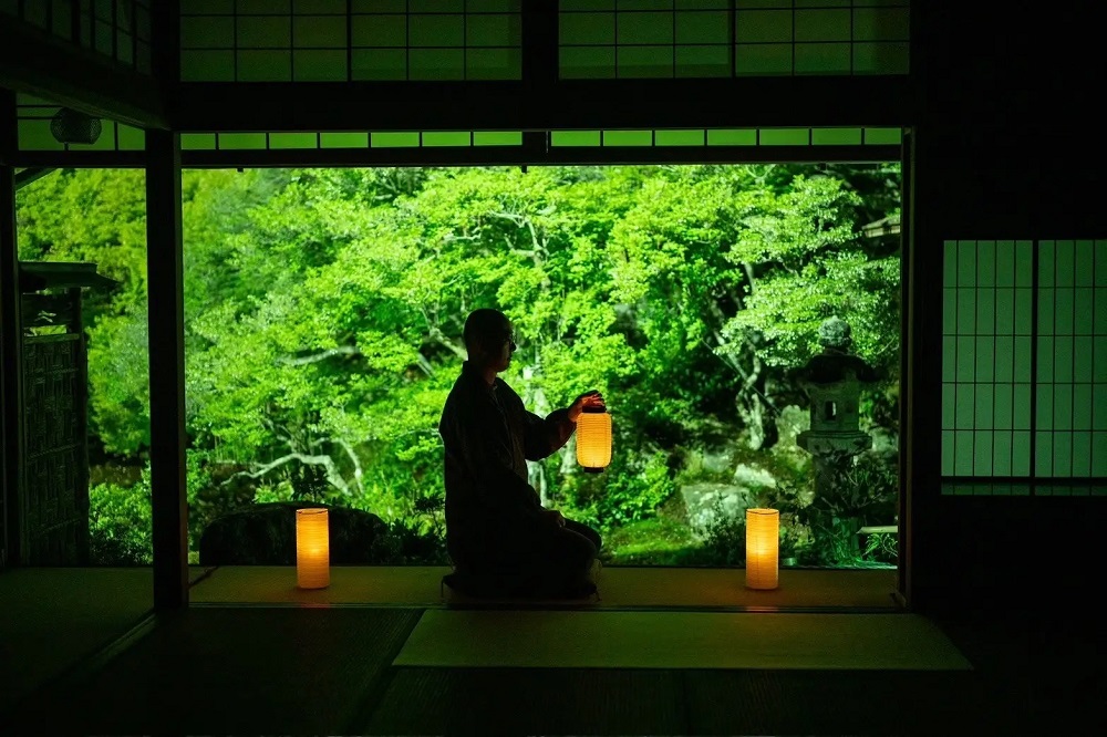 Temple in tiny town in Japan transforms into otherworldly beauty on ...