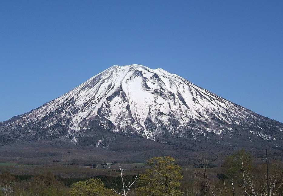 Stylish black Shinkansen, decorated with fireworks, spotted on the ...