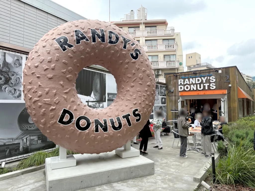 Randy’s Donuts opens first-ever branch in Japan, brings L.A.’s donuts to Tokyo【Photos ...