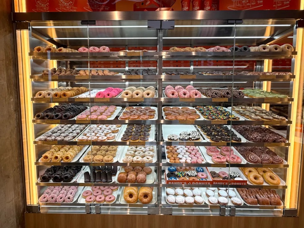 Randy’s Donuts opens first-ever branch in Japan, brings L.A.’s donuts ...