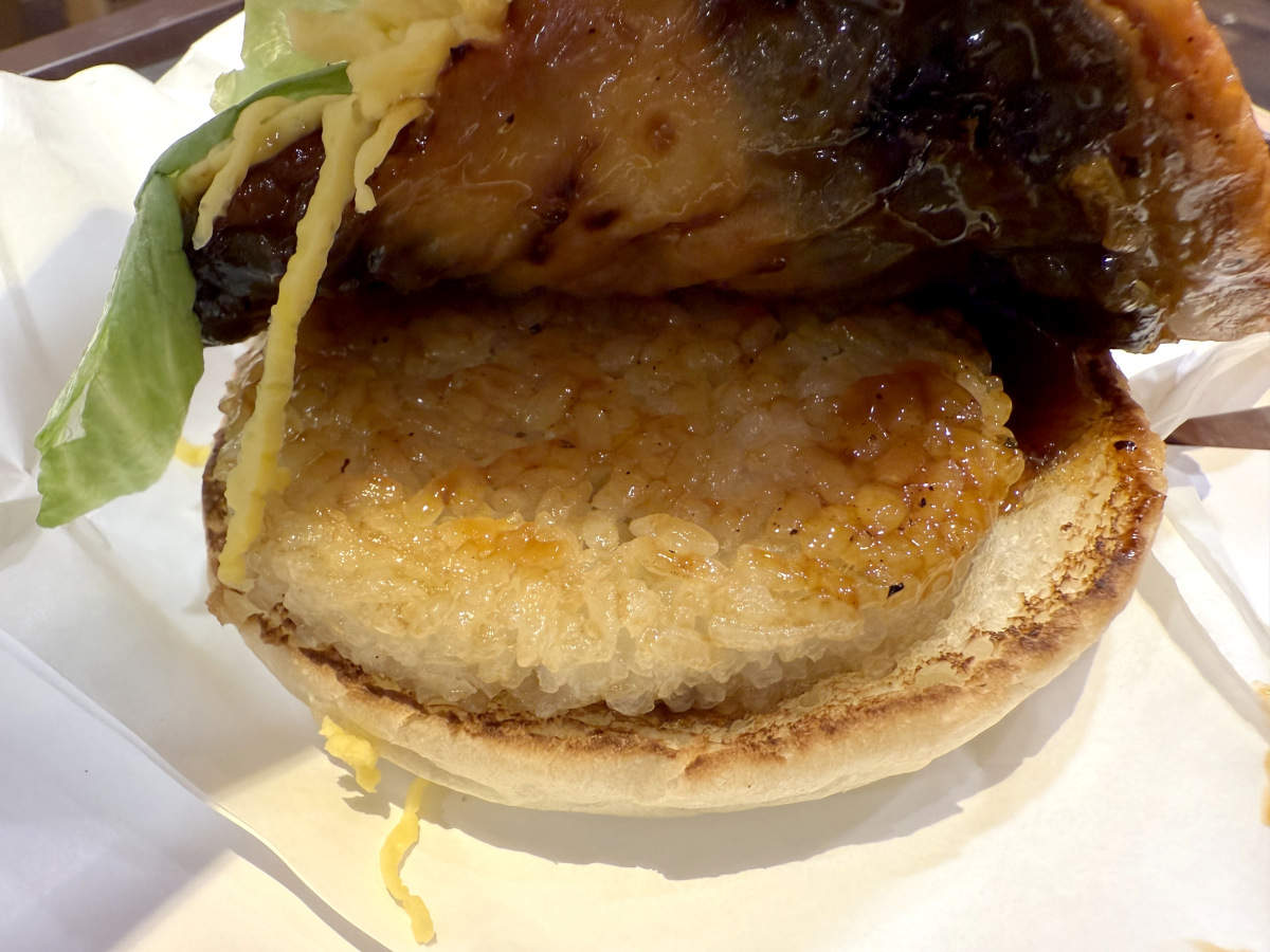 Lotteria releases an unadon eel rice bowl burger in Japan for a limited ...