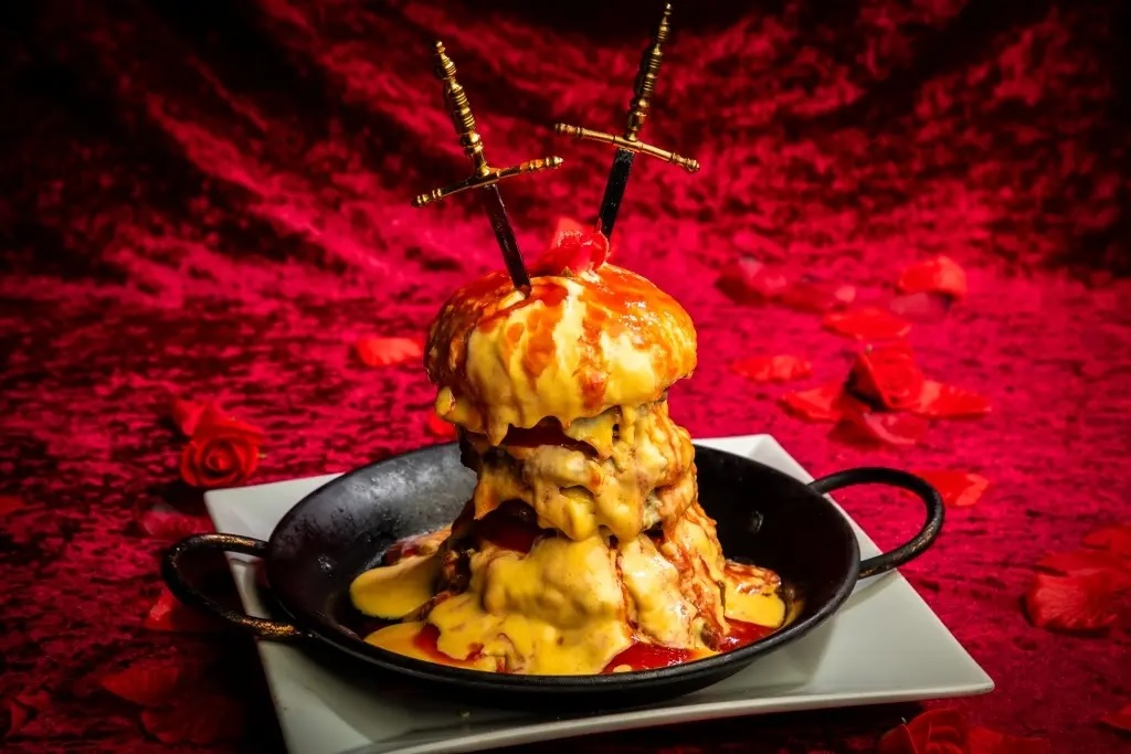Tokyo’s Vampire Cafe serving up blood-sauce burgers and sweets with ...