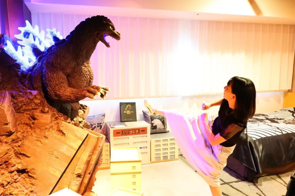 Godzilla and King Ghidorah fight it out inside this Tokyo hotel room ...