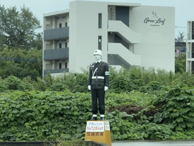 Meet the eerie police statues of Miyakojima in Okinawa Prefecture ...