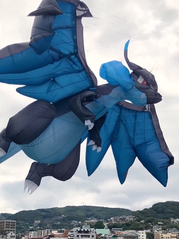 Mega huge Mega Charizard Pokémon kites fly in the skies of Japan【Video ...