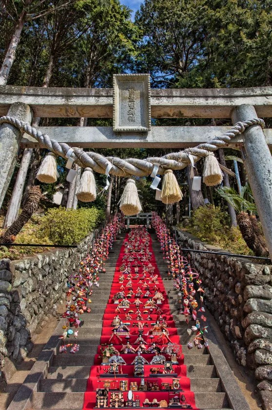 Shizuoka hot springs town invites you to see one of the longest hina ...