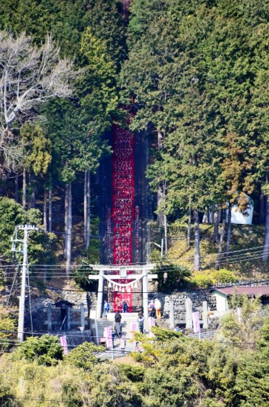 Shizuoka hot springs town invites you to see one of the longest hina ...