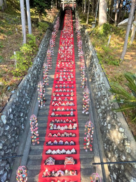 Shizuoka hot springs town invites you to see one of the longest hina ...