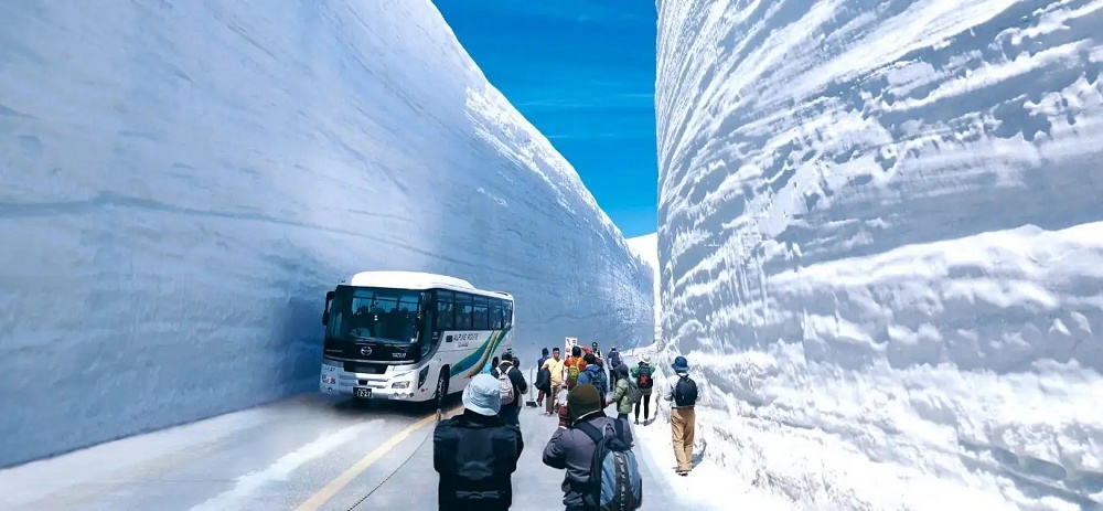 Japan’s awesomely beautiful Alpen Route snow corridor is now open ...