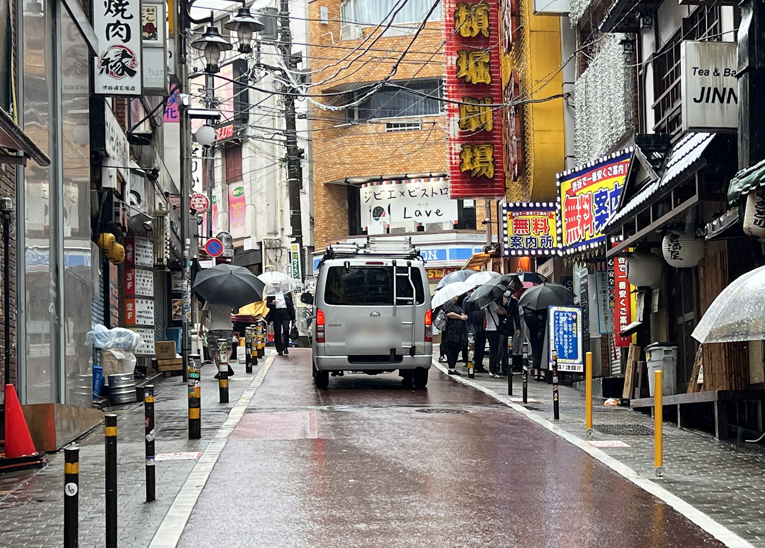 Tourists brave Typhoon Jangmi to queue at two famous sites in Tokyo ...