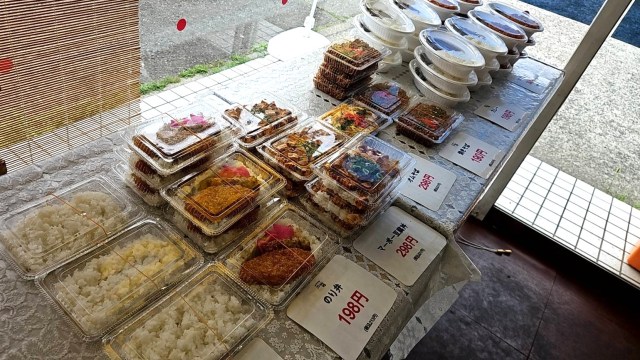 Japanese bento shop touches hearts by selling super cheap boxed lunches ...